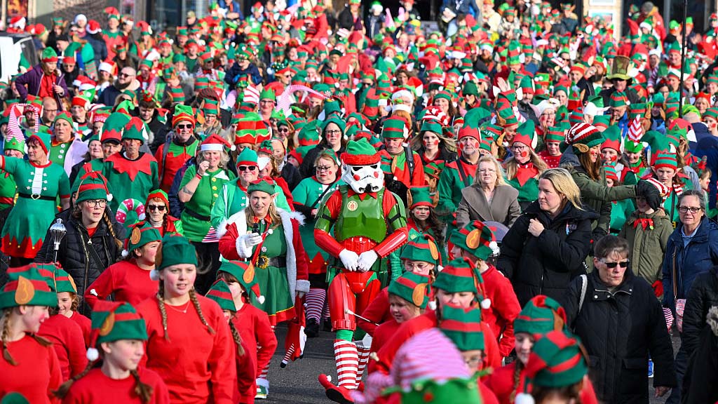 Hundreds Of Elves Attempt To Break World Record | Weather.com