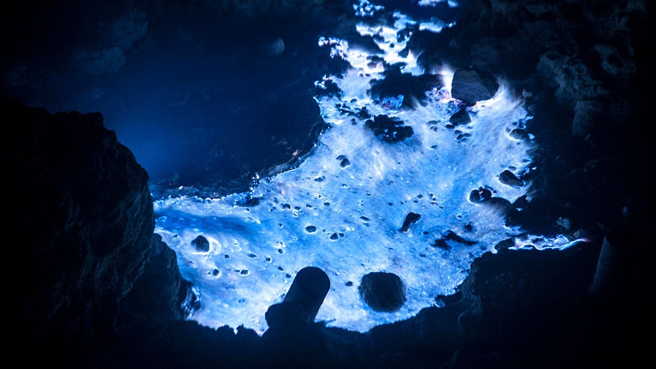 Espectacular y tóxica luz azul en el volcán Kawah Ijen | Weather.com