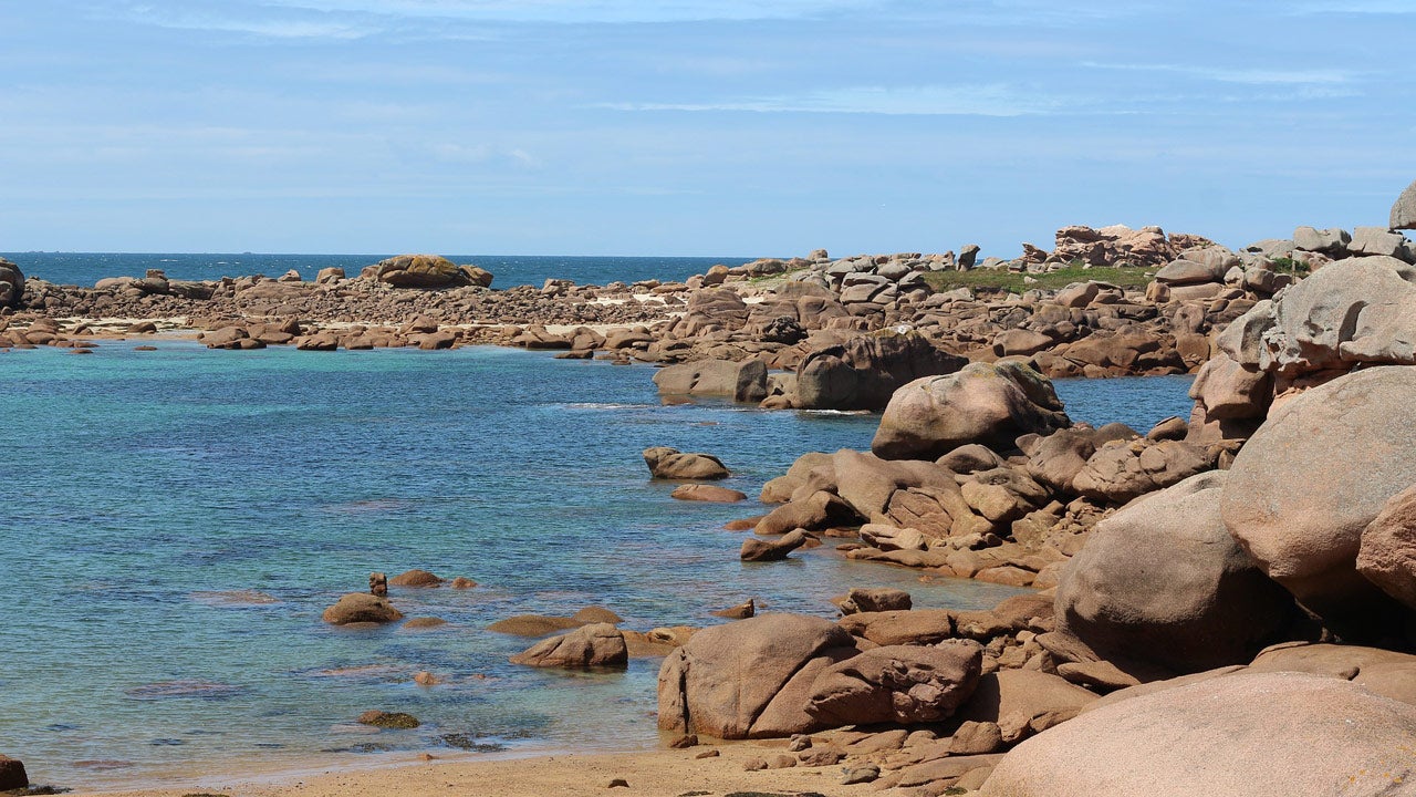 Pourquoi l’eau de mer est-elle devenue orange en Bretagne ? | The ...