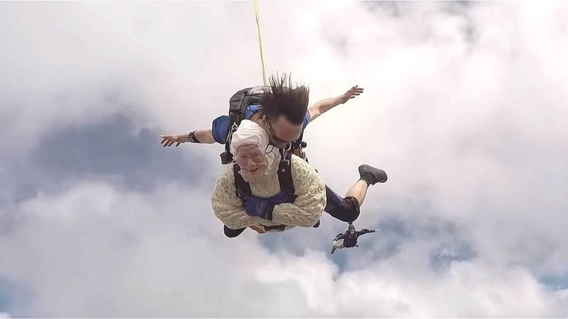 VIDEO À 102 ans, elle bat un record en sautant en parachute | The ...