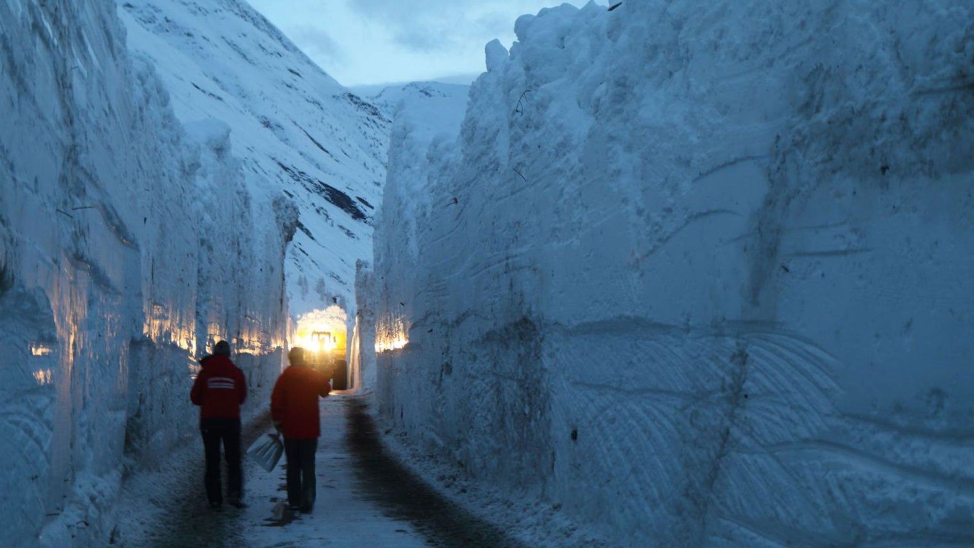 Les photos impressionnantes d’un mur de neige après une avalanche en ...