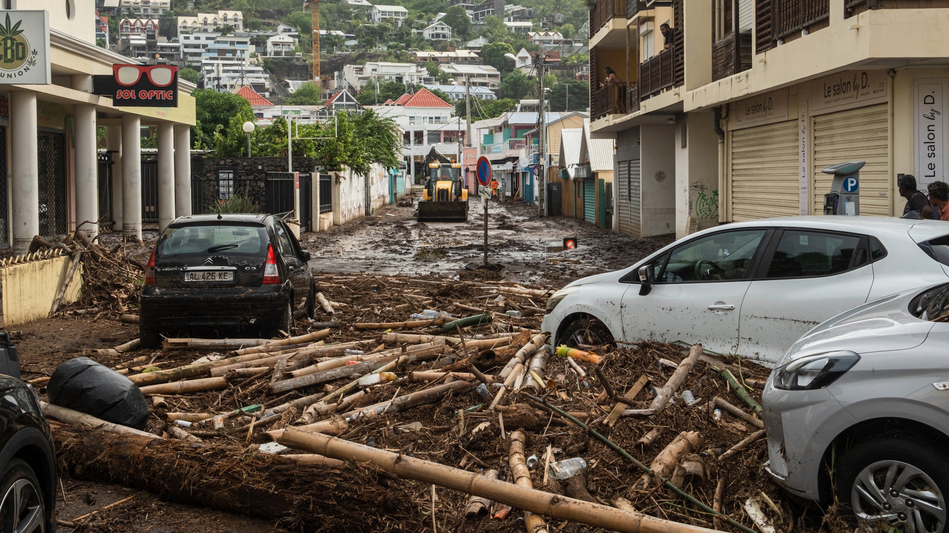 Cyclone Leaves 3 Dead On French Island - Videos from The Weather Channel