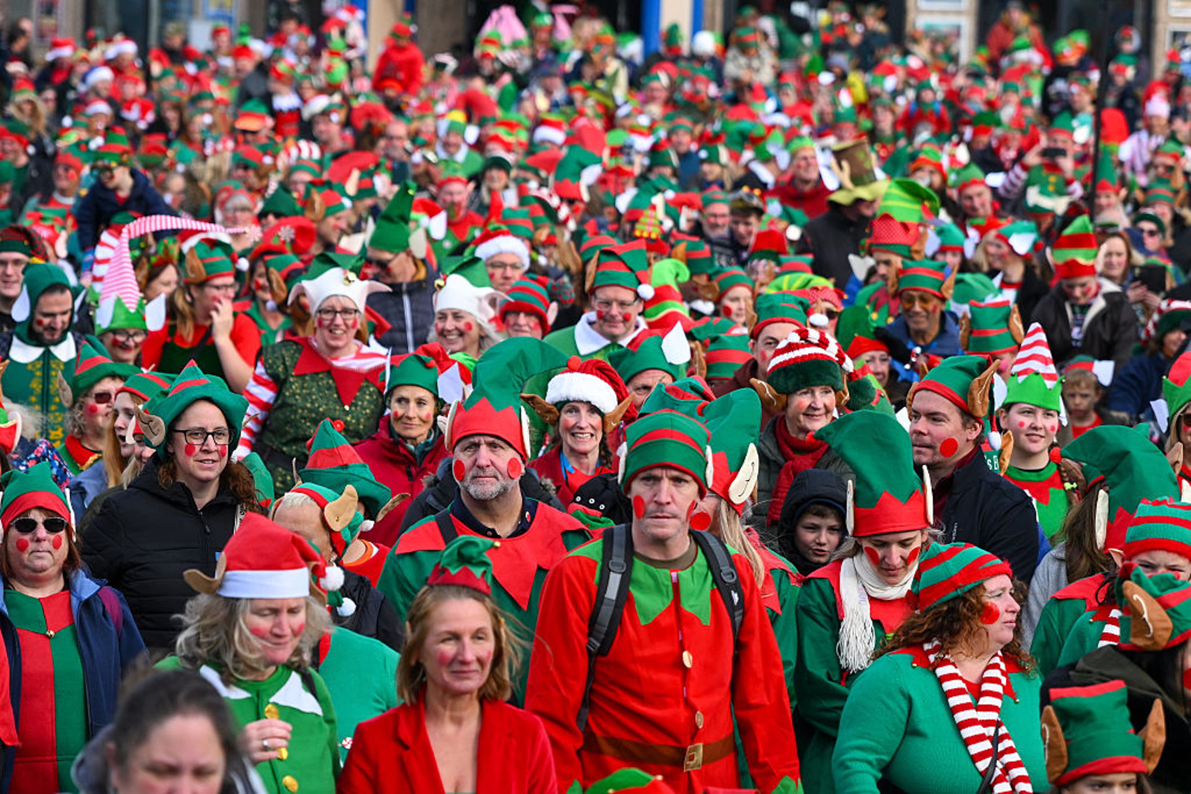 Hundreds Of Elves Attempt To Break World Record | Weather.com