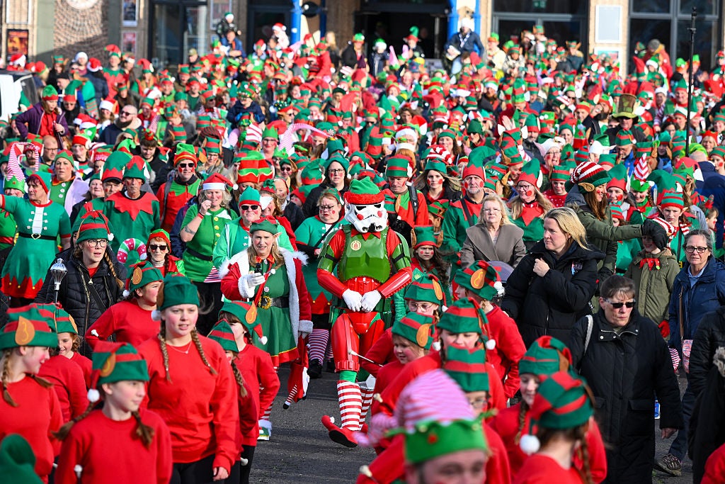 Hundreds Of Elves Attempt To Break World Record | Weather.com