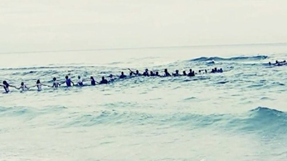 Beachgoers Form Human Chain to Rescue Family Trapped in Strong Rip ...
