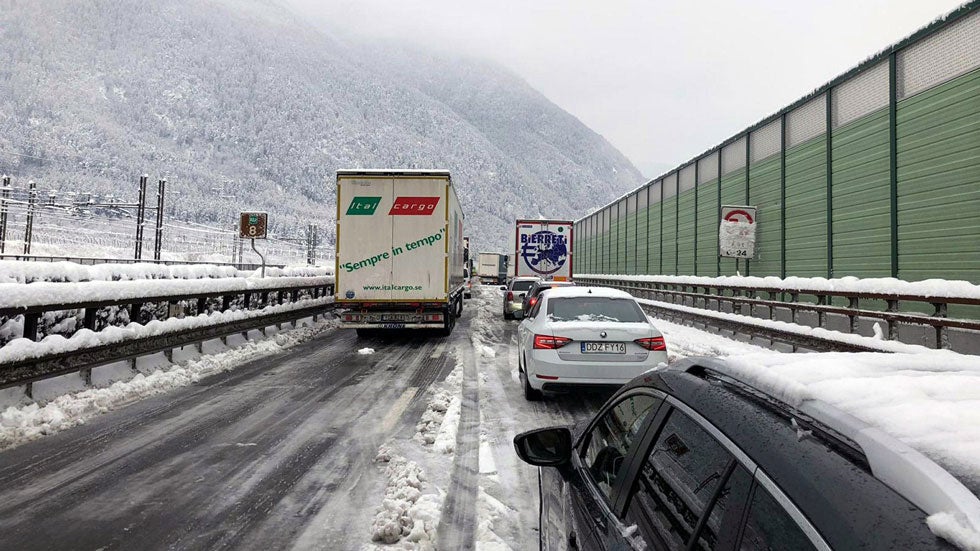 Heavy Snow, Avalanche Strands Thousands of Vehicles for Hours in Italy ...