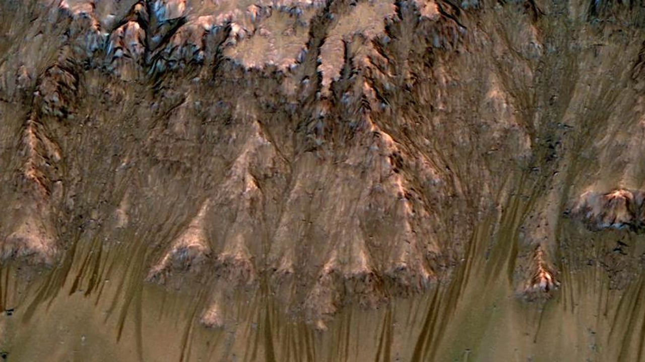 NASA: There's Evidence of Liquid Water on Present-Day Mars | The ...