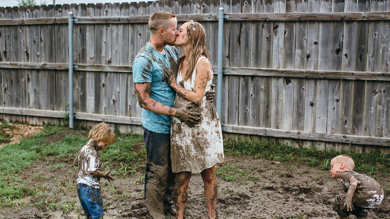 Maternity Photoshoot Gets Muddy (PHOTOS) | The Weather Channel