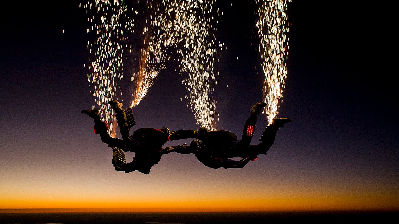 Skydivers Perform Mind-Blowing Fireworks Show Mid-Air (PHOTOS) | The ...