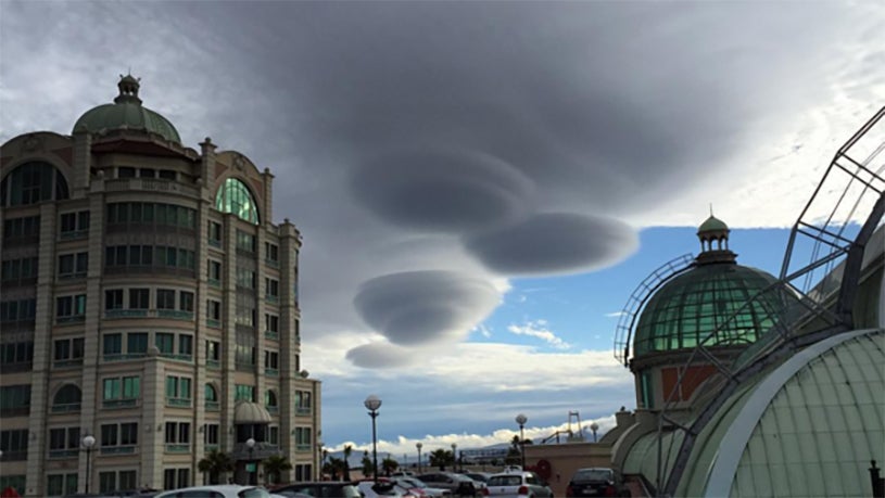 Breathtaking Lenticular and Wave Clouds Photographed Over the Weekend ...