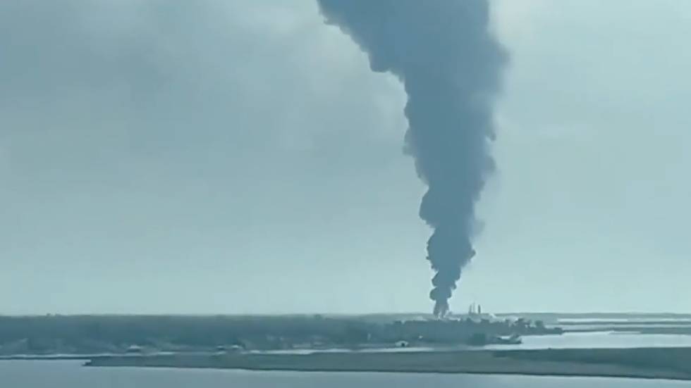 Evacuations After Lightning Strikes Refinery Tank - Videos from The ...