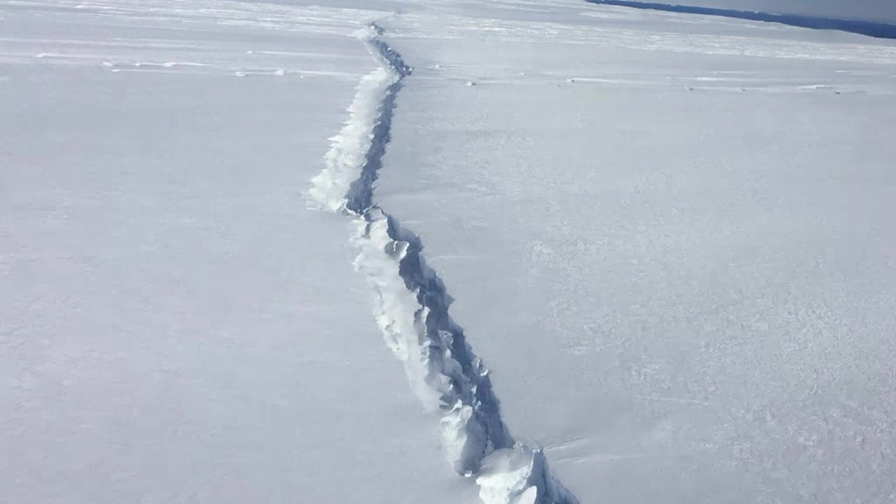 NASA Photo Reveals a Startling 300-Foot-Wide Rift in Antarctic Ice ...