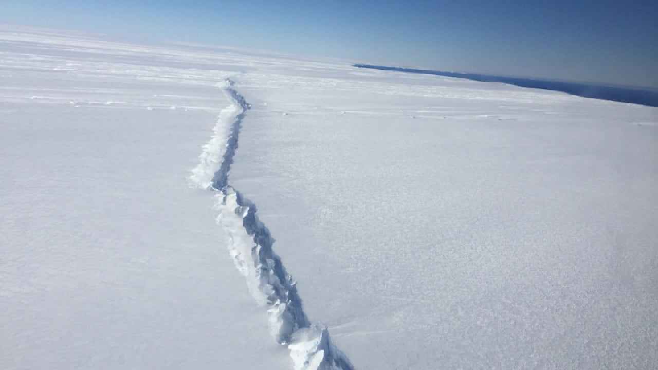 NASA Photo Reveals a Startling 300-Foot-Wide Rift in Antarctic Ice ...
