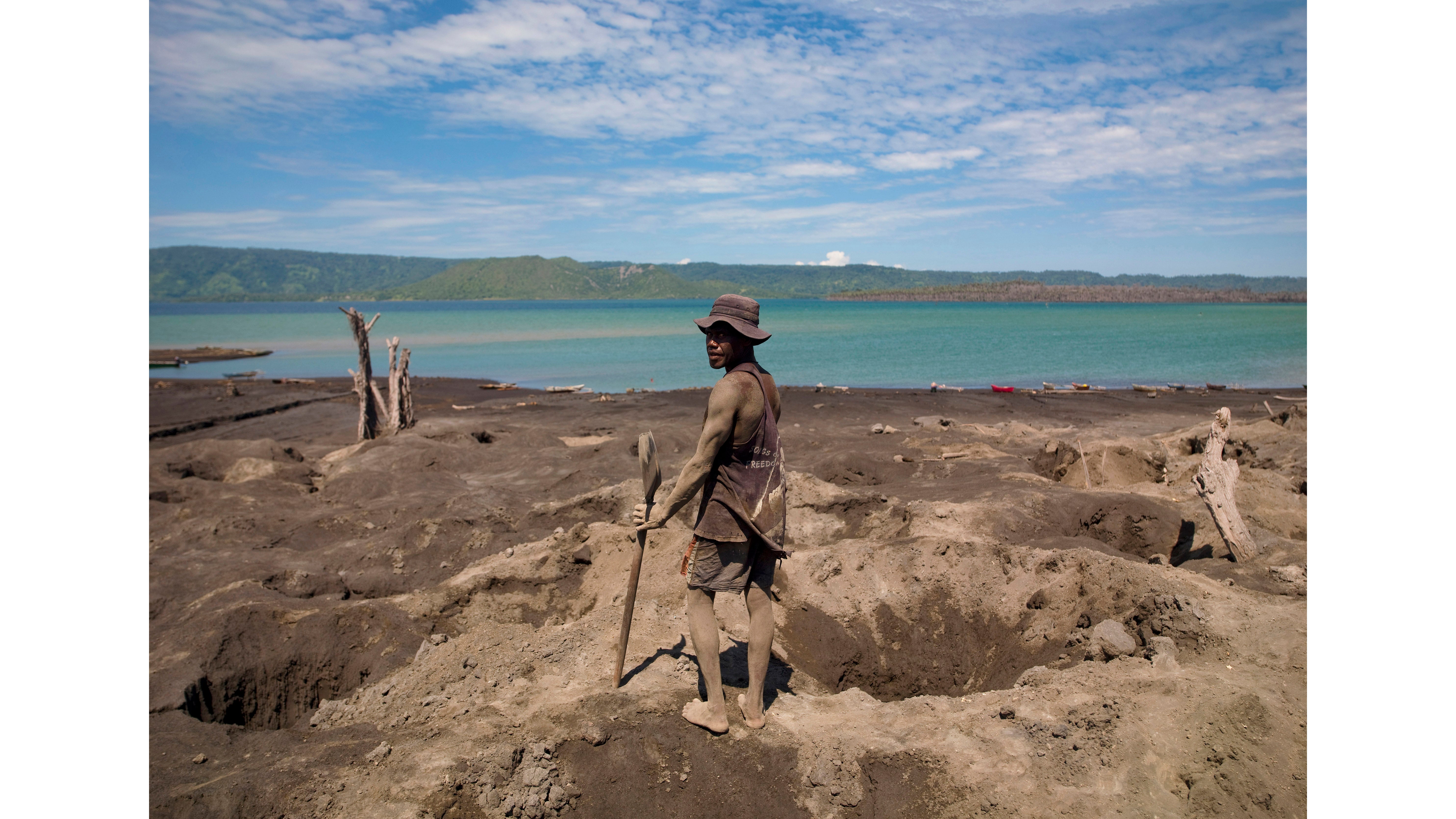 Extraordinary Lives of People Living Under Active Volcanoes (PHOTOS ...