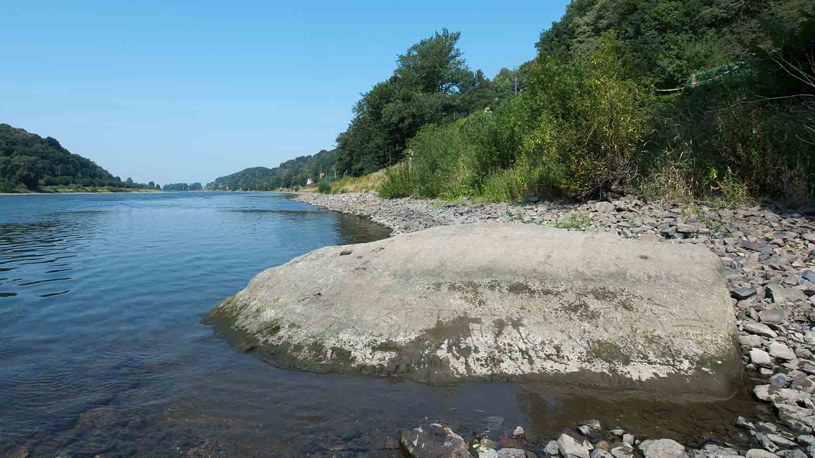 An der Grenze zu Sachsen: Dürre legt Hungersteine in der Elbe frei ...