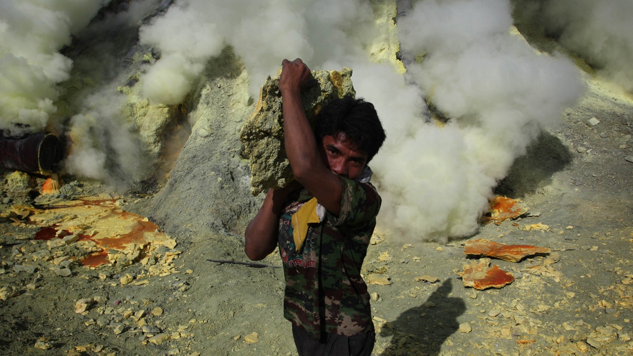 Miners Risk Lives in Active Volcano for 'Yellow Gold' (PHOTOS) | The ...