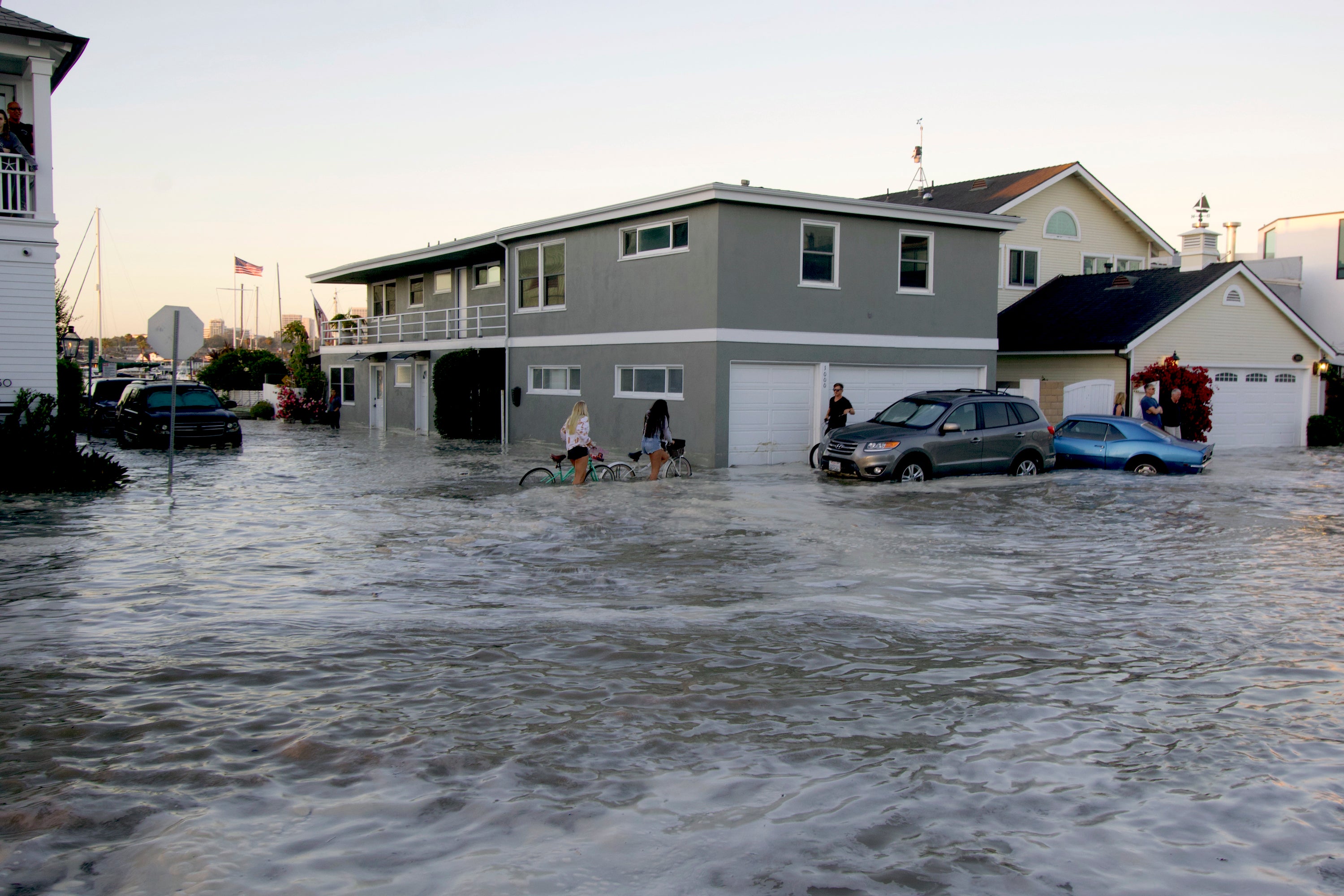 Tide Chart For Newport Beach High Tide Causes Minor Flooding On Balboa