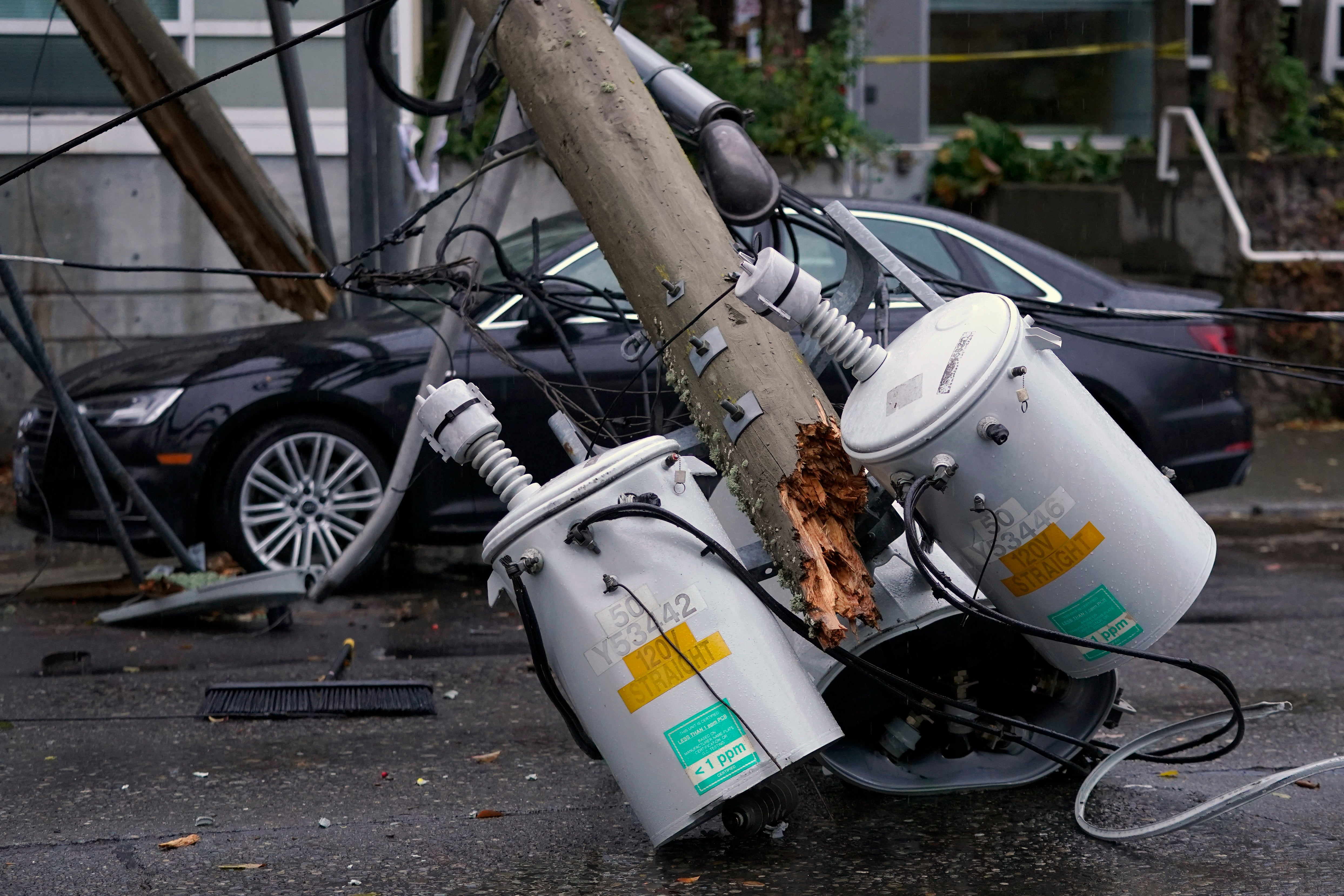 Wind Storm Knocks Out Power and Causes Damage in Washington (PHOTOS ...
