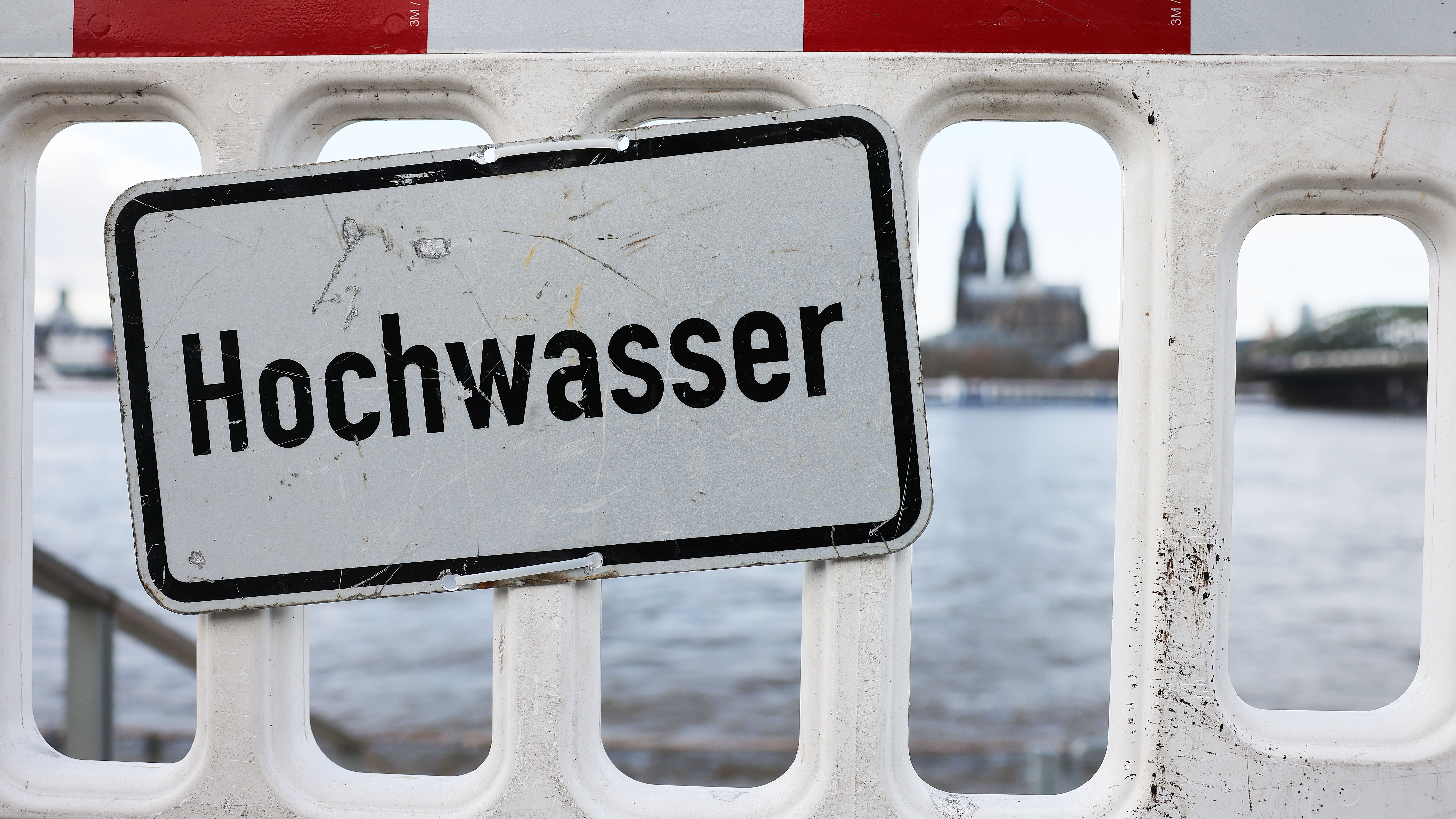 Hochwasser geht zurück: Rhein-Pegelstand in Köln sinkt | The Weather ...
