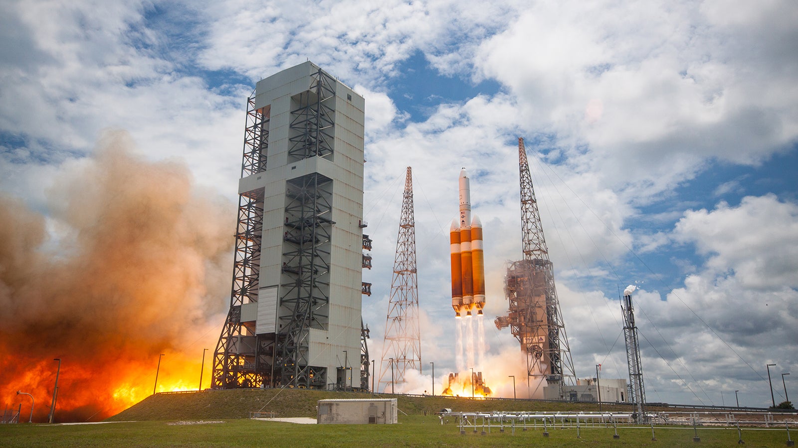 See the Stunning Launch of the World's Largest Rocket (PHOTOS) | The ...