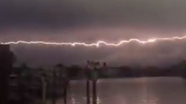 Horizontal Lightning Strikes Horizontal Lightning Photos And Images