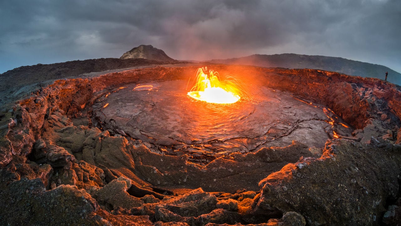 Brave Photographer Captures Rare Photos of 100-Year-Old Lava Lake ...