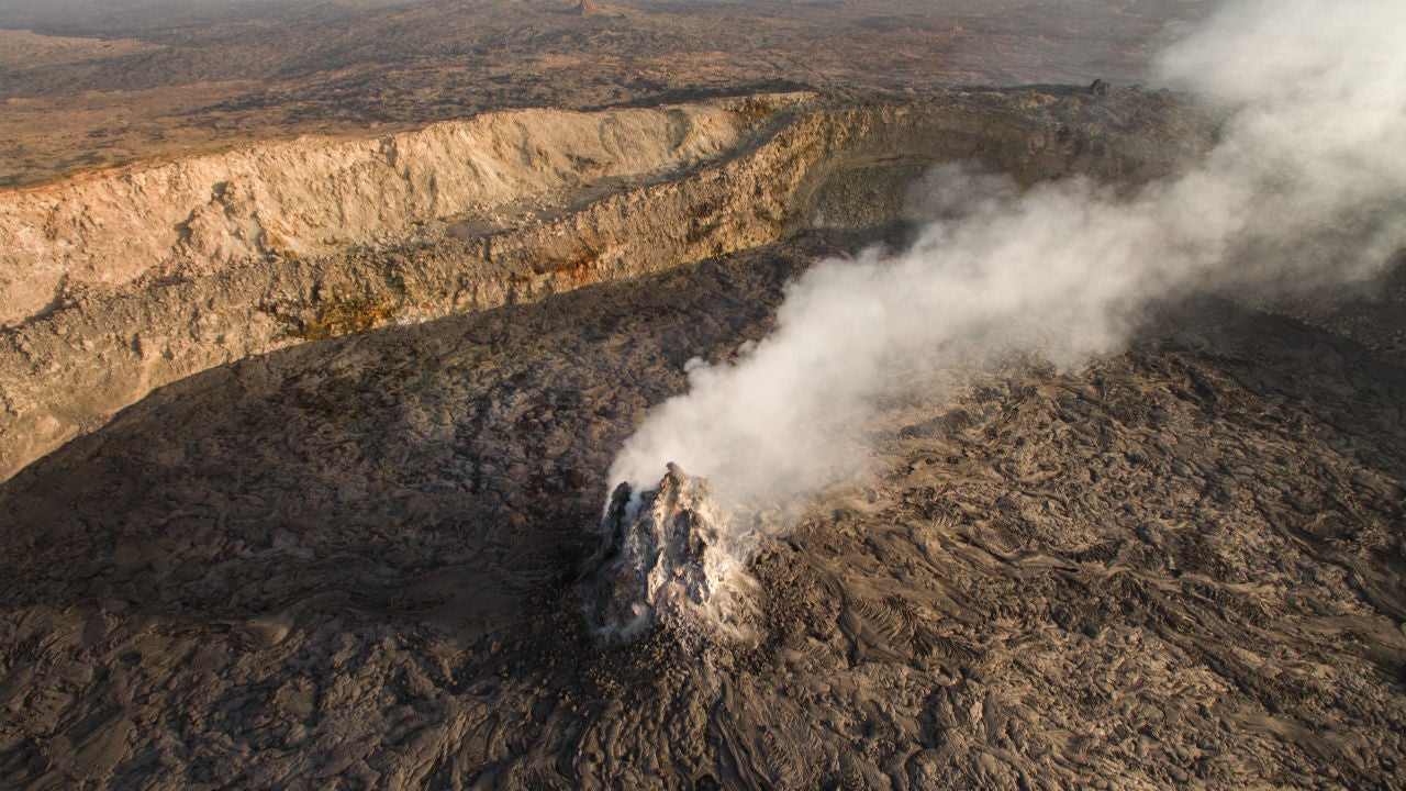 Brave Photographer Captures Rare Photos of 100-Year-Old Lava Lake ...