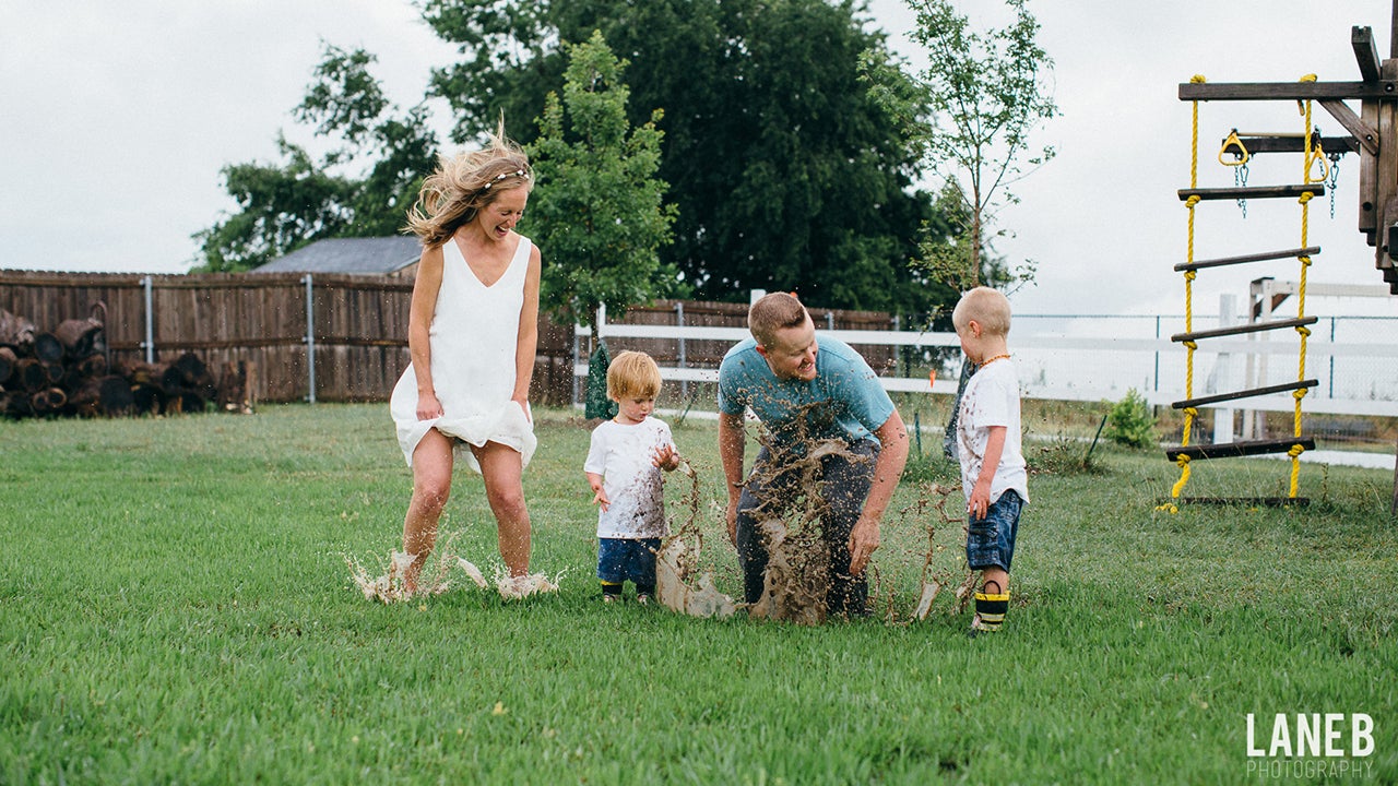 Maternity Photoshoot Gets Muddy (PHOTOS) | The Weather Channel