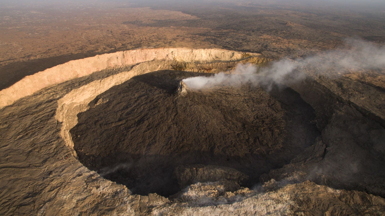 Brave Photographer Captures Rare Photos of 100-Year-Old Lava Lake ...