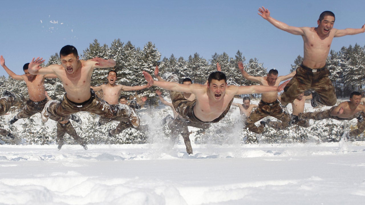 Chinese Soldiers Undergo Extreme Training Exercises in Frigid Weather ...
